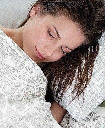 The Right Way to Sleep on Wet Hair (So It Actually Looks Good in the ...