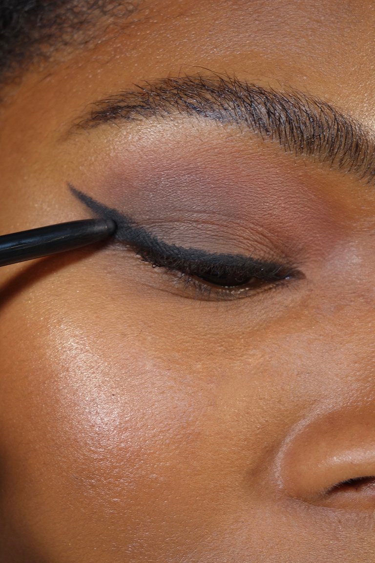 How a Makeup Artist Creates Textured Graphic Eyeliner Wings | Makeup.com