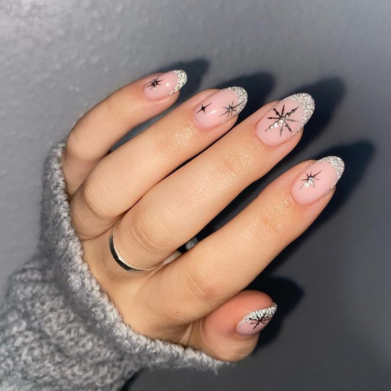 6 Snowflake Nail Art Designs Perfect for a Wintry Mani | Makeup.com